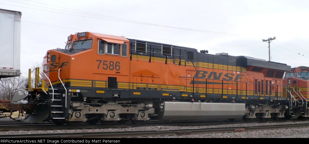 BNSF 7586